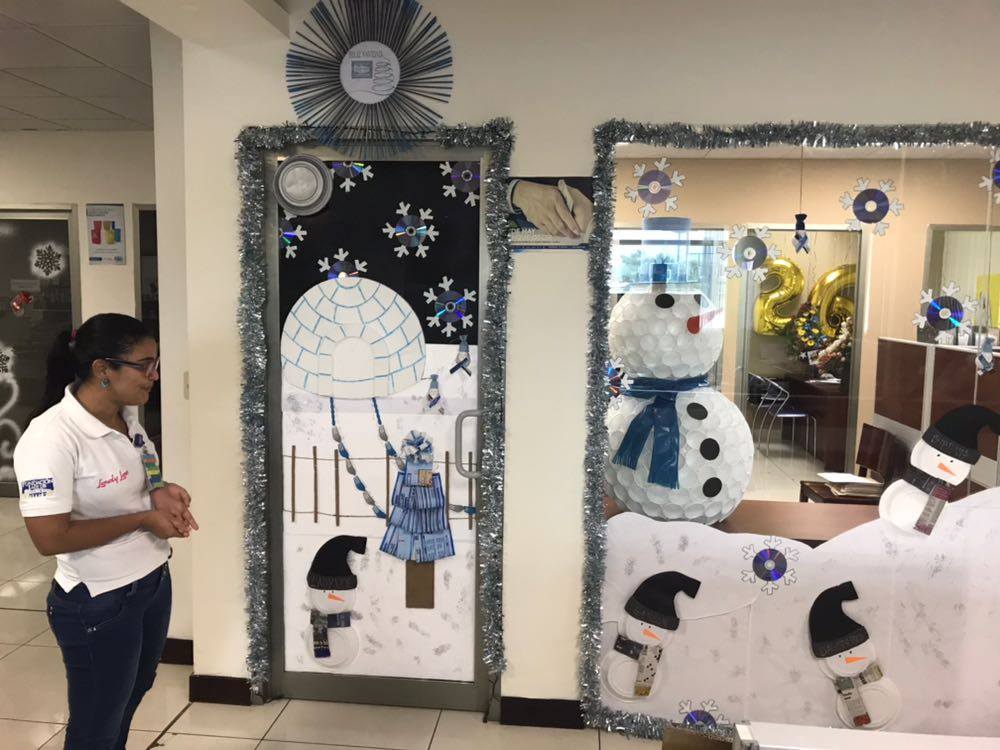 Decoración De Puertas Navideñas Con Material Reciclado Corporación